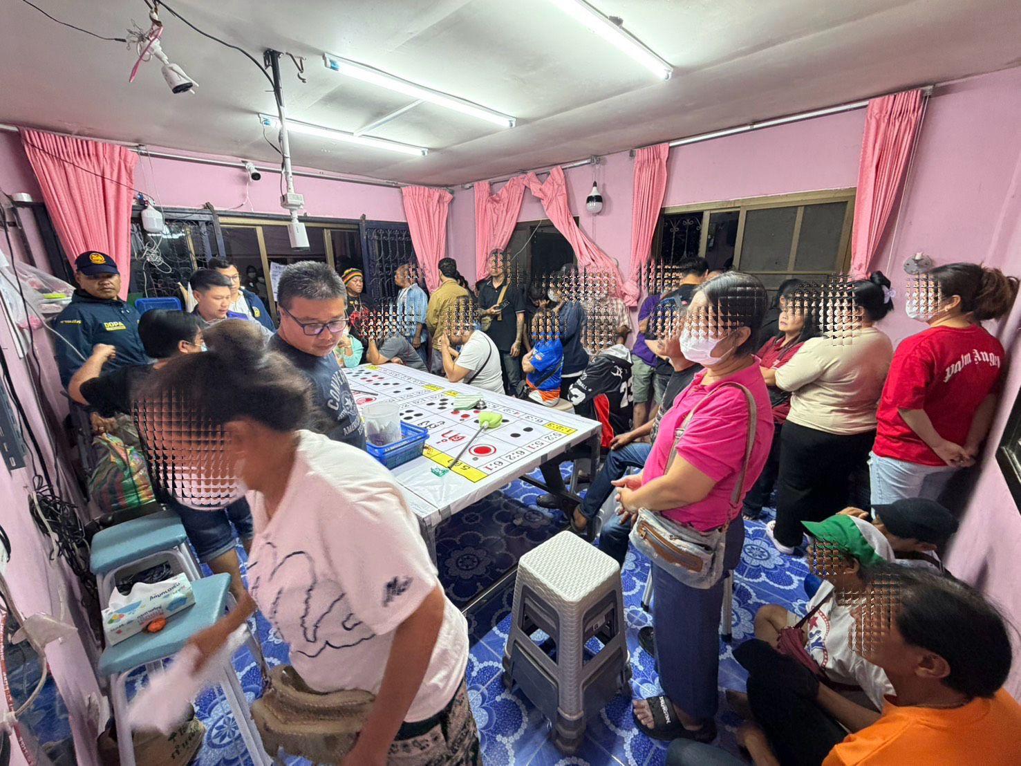 Polisen gjorde razzia mot illegalt spelställe i Pattaya, grep 31 personer